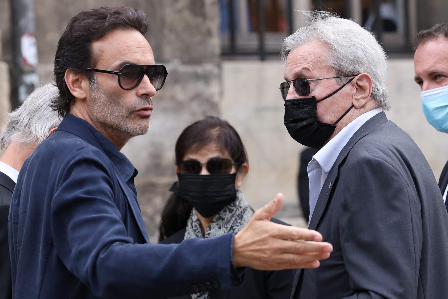 Accusée de harcèlement moral par les enfants d’Alain Delon, Hiromi ... Accusée de harcèlement moral par les enfants d’Alain Delon, Hiromi ...