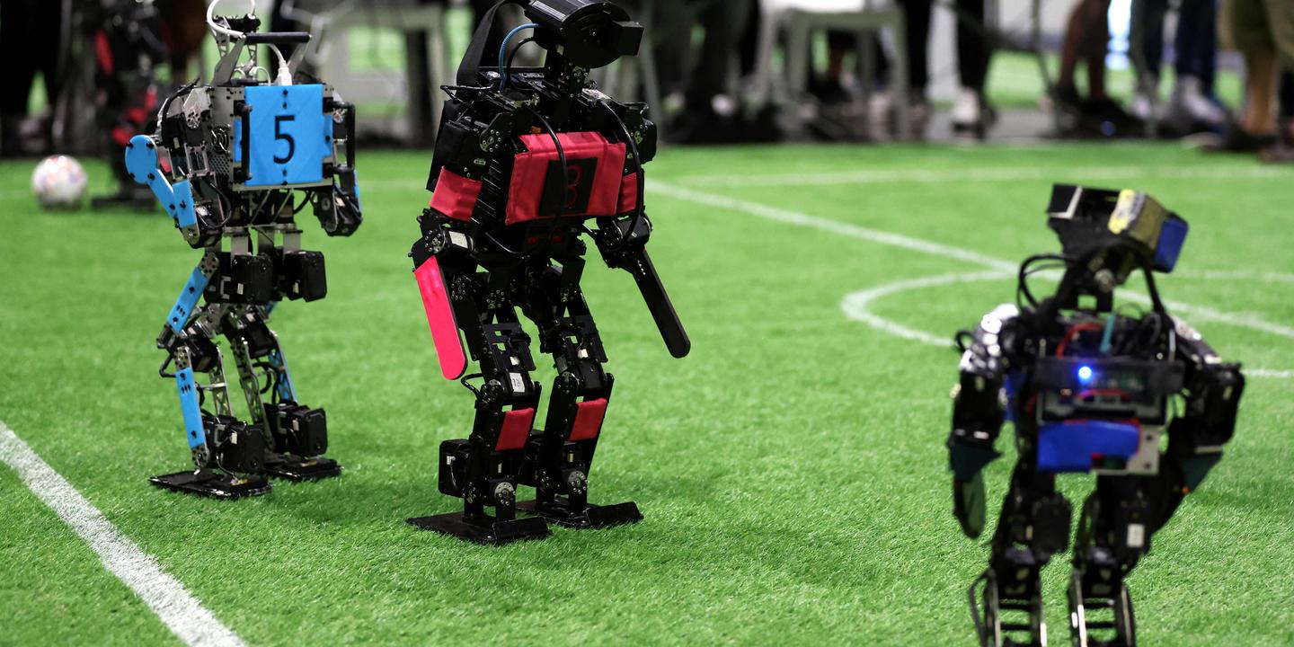 Des robots disputent des matchs de football lors de la RoboCup