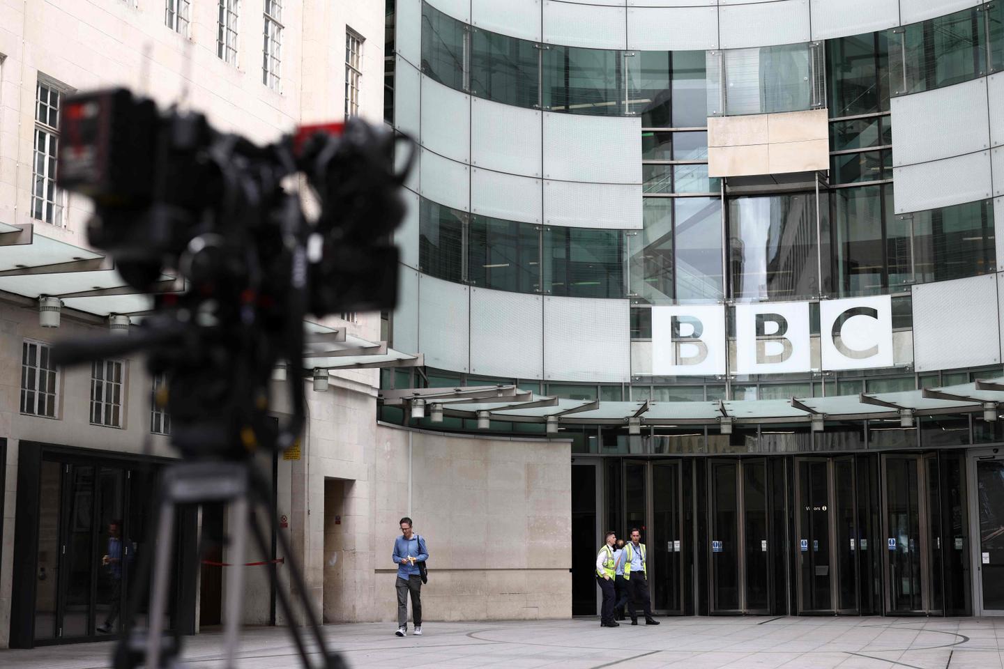 BBC presenter suspended over explicit photo claims