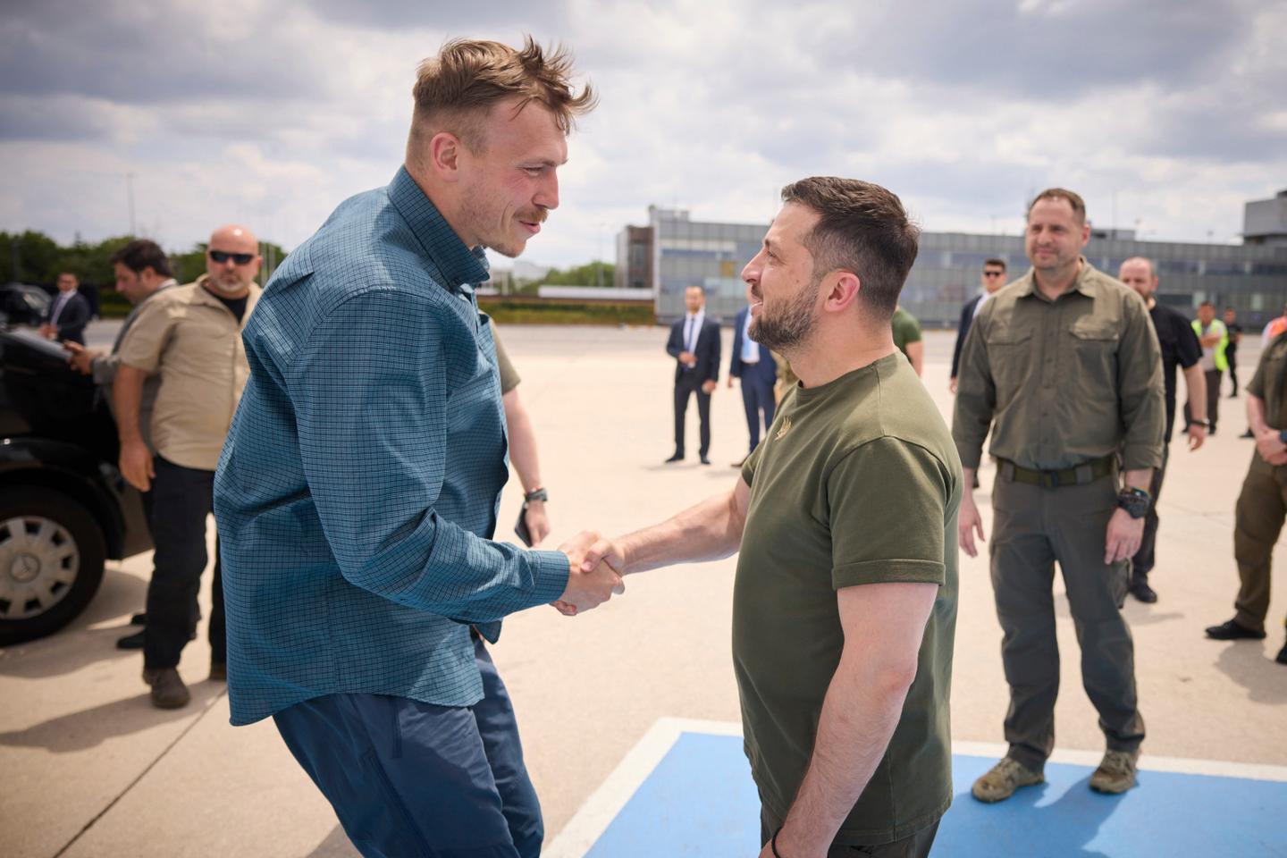 Ukraine celebrates the return of Azovstal commanders