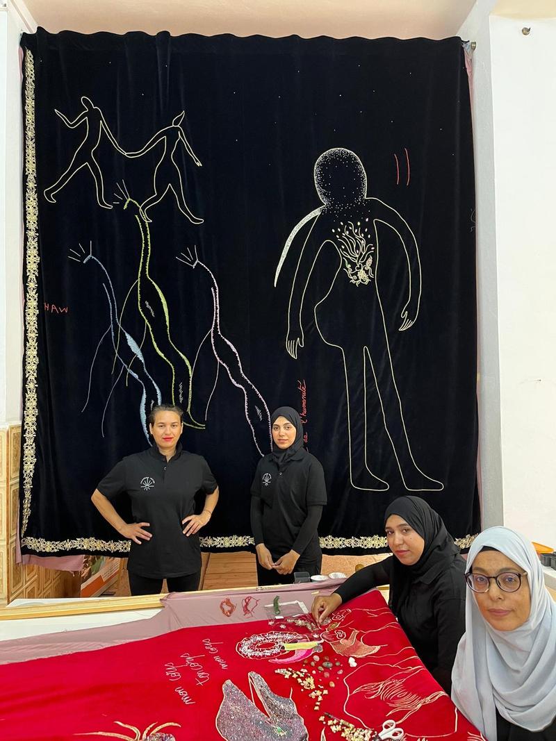 La peintre Dalila Dalléas Bouzar et sa monumentale tente brodée, d’inspiration rupestre