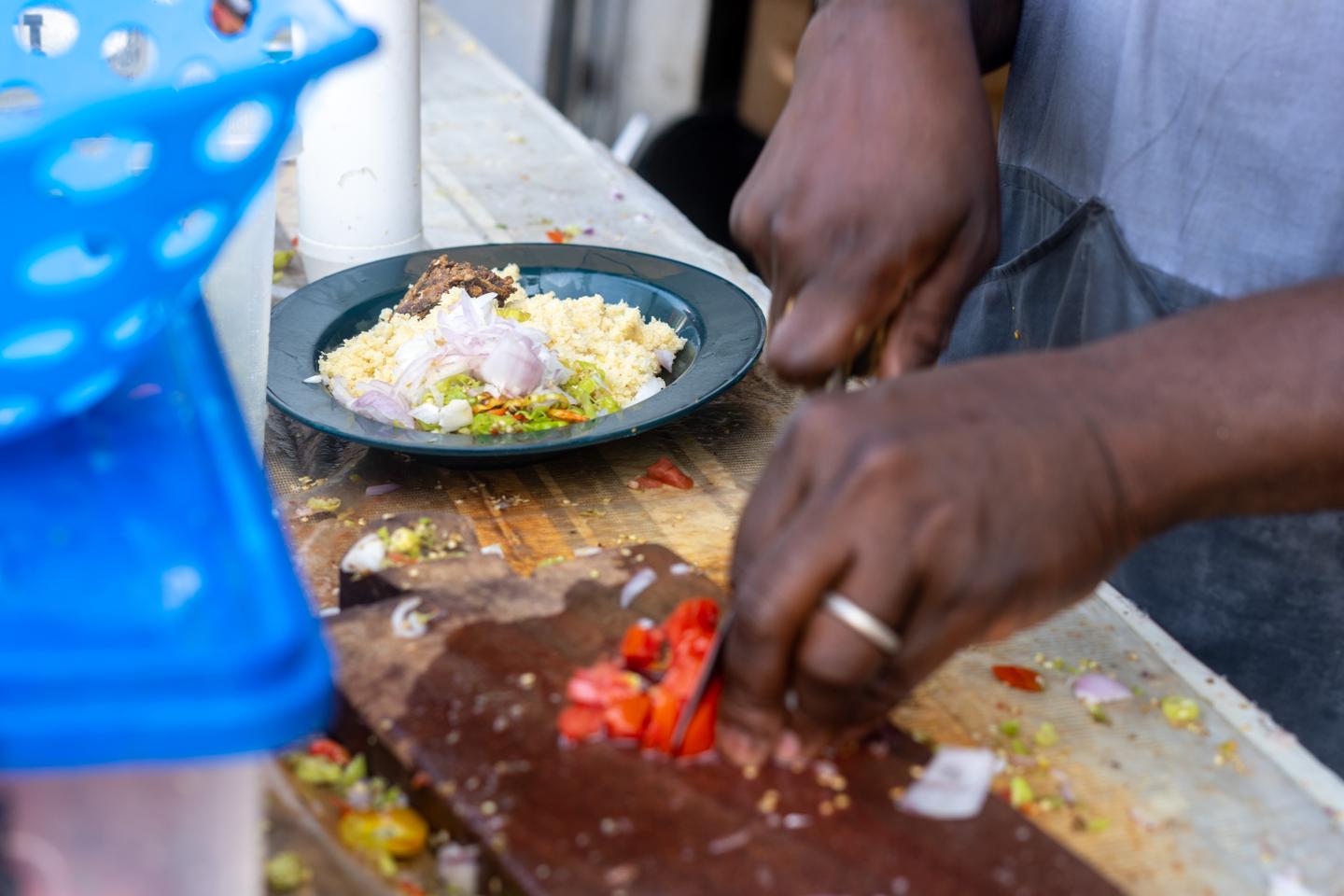 Le garba, le plat des pauvres de Côte d’Ivoire qui s’embourgeoise