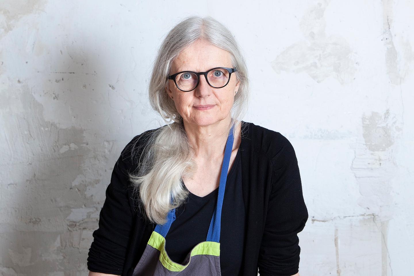 La peintre Caroline Bachmann et sa « grotte » du lac Léman