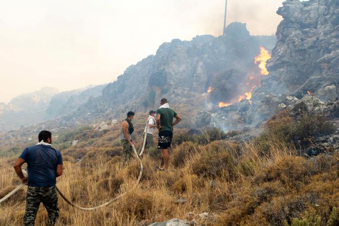 Thousands flee Greek island fires as heatwave continues around the world Thousands flee Greek island fires as heatwave continues around the world