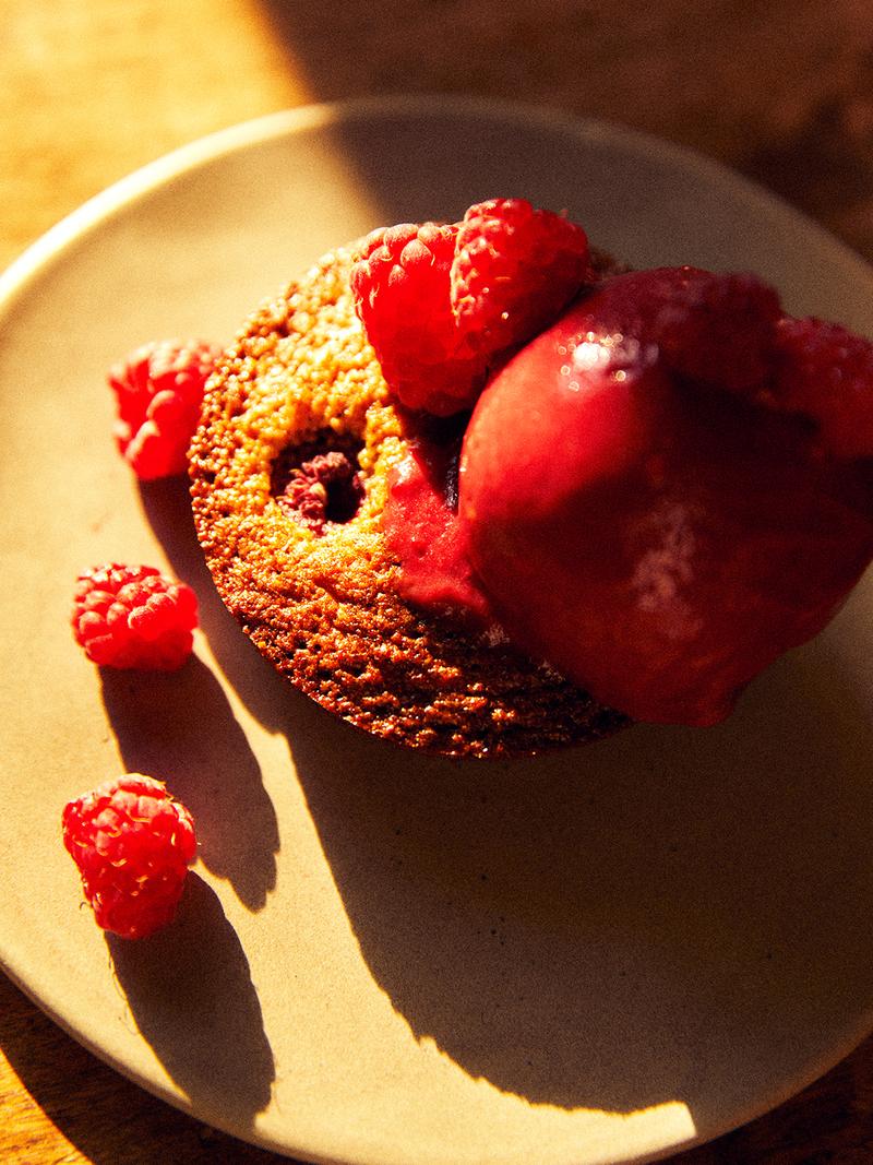Le gâteau à l’amande et aux fruits rouges : la recette d’Anne-Claire Héraud