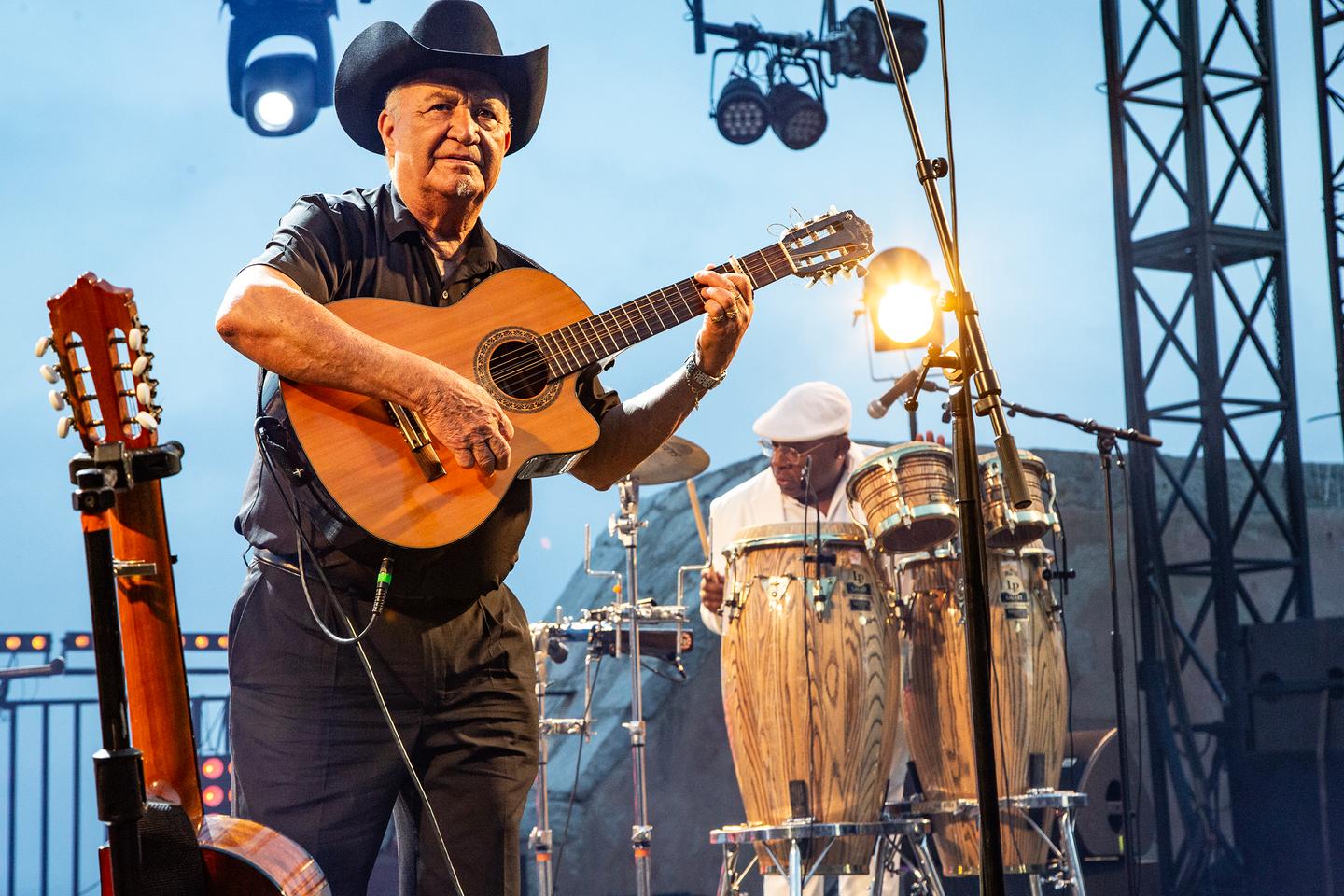 Au festival Fiest’A Sète, la classe de Eliades Ochoa et l’énergie de ...