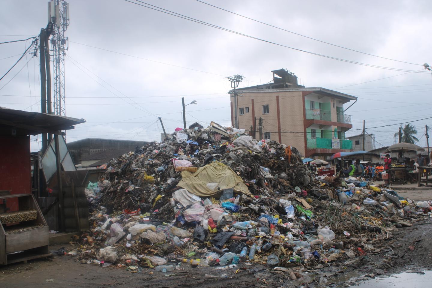Au Cameroun, la capitale économique Douala croule sous les ordures
