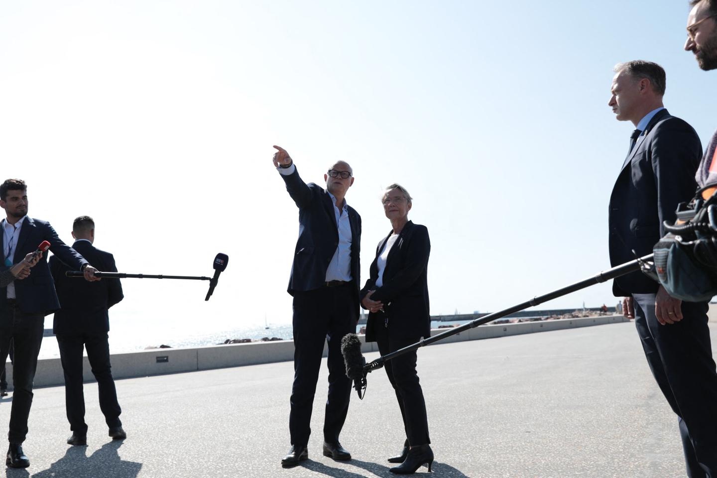 Immediate Entourage Walking