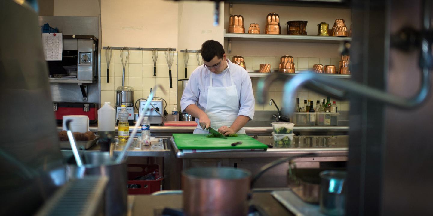 As Macron claims to fight plastic waste, the Elysée stocks up on ...