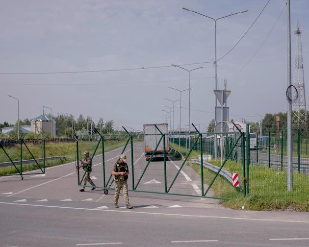 Ukrainian customs officers under pressure at Polish border