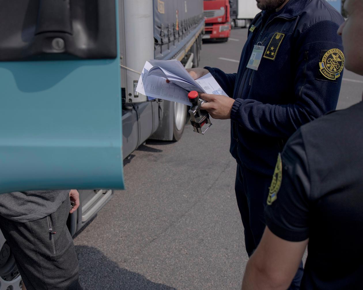 Ukrainian customs officers under pressure at Polish border