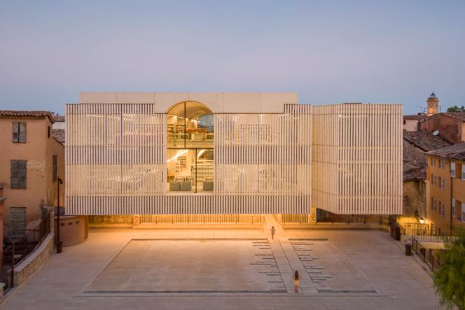 L’architecture miraculeuse de la médiathèque Charles-Nègre, à Grasse