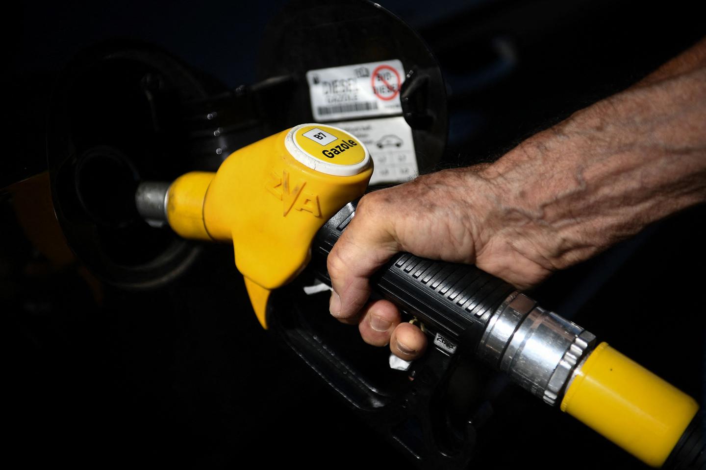 Les prix des carburants continuent d’augmenter en France et se ...