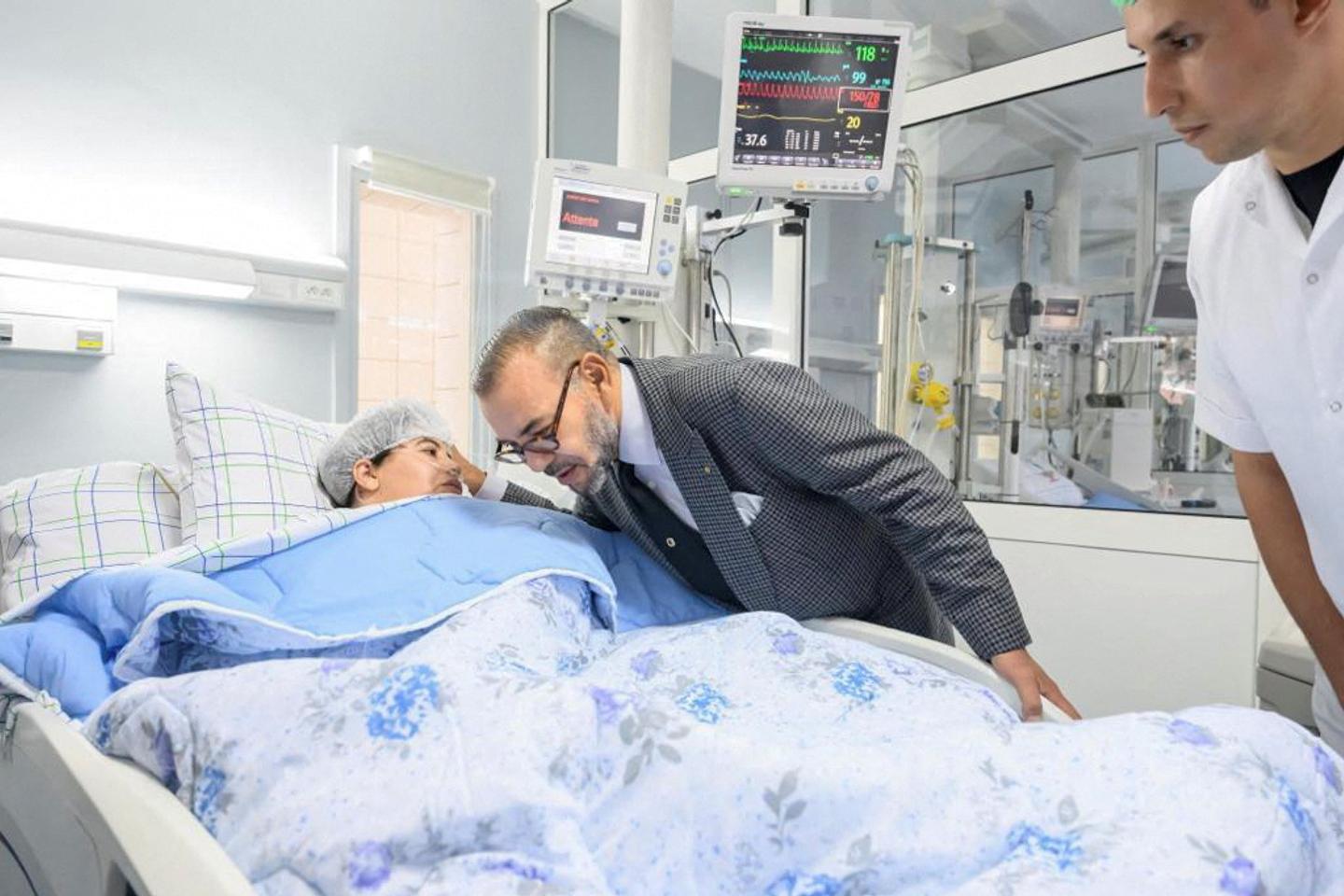 Séisme au Maroc : le roi Mohammed VI s’est rendu au chevet de victimes dans un hôpital de Marrakech