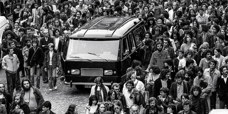 Aux obsèques du militant révolutionnaire Pierre Goldman, l’enterrement ...