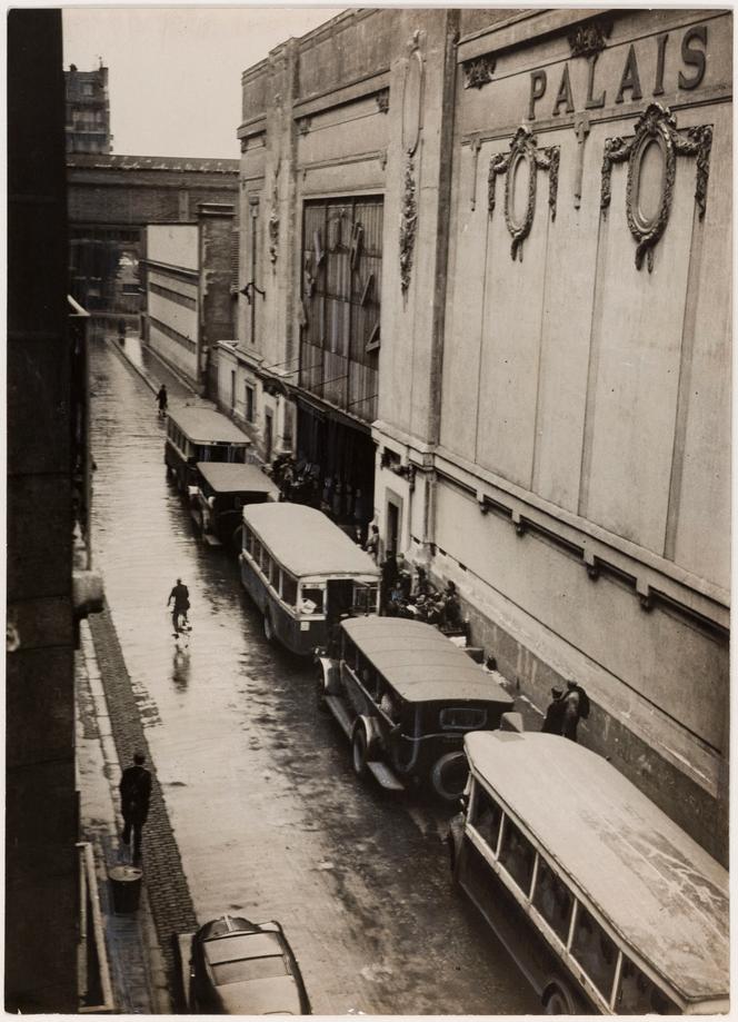 Devant le Vélodrome d'Hiver, rue Nélaton, à Paris, le 17 juillet 1942.