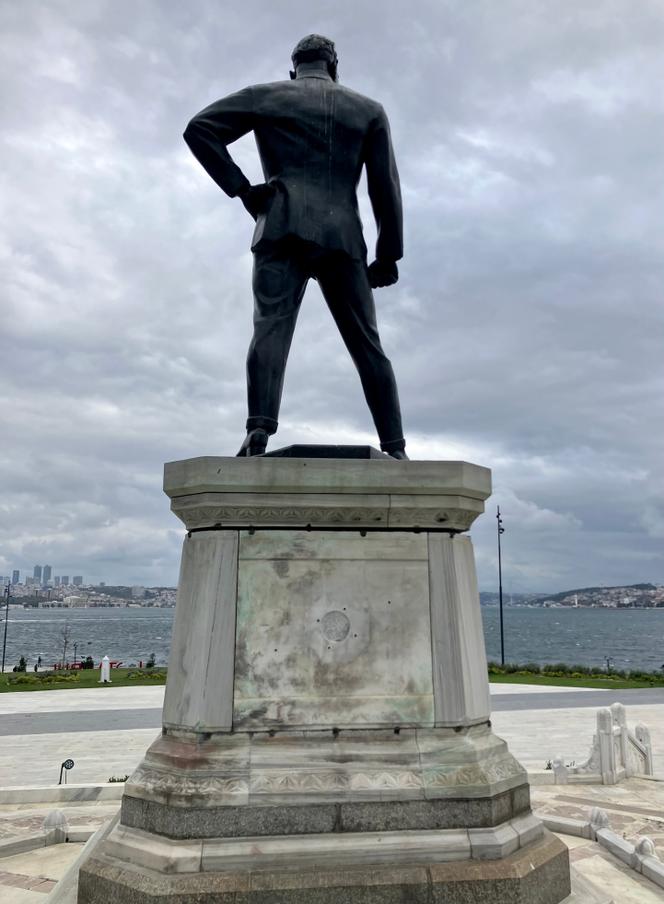 A Istanbul, la statue d’Atatürk, cent ans de marbre et de bronze
