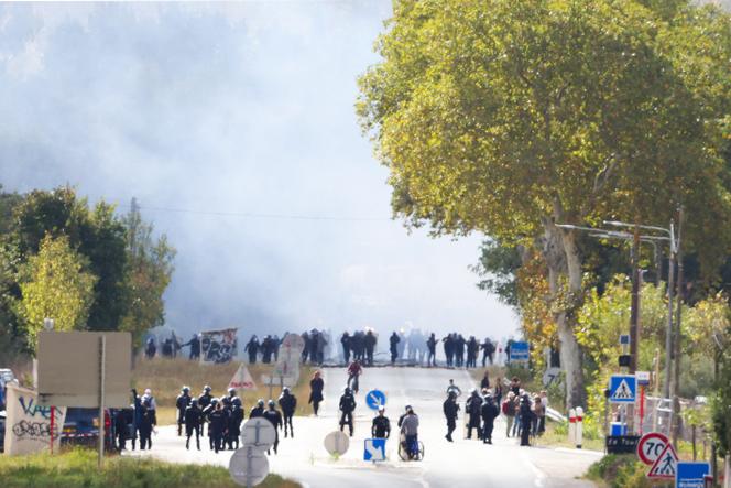 Manifestation contre le projet d’autoroute A69 : le cortège principal défile dans le calme ...