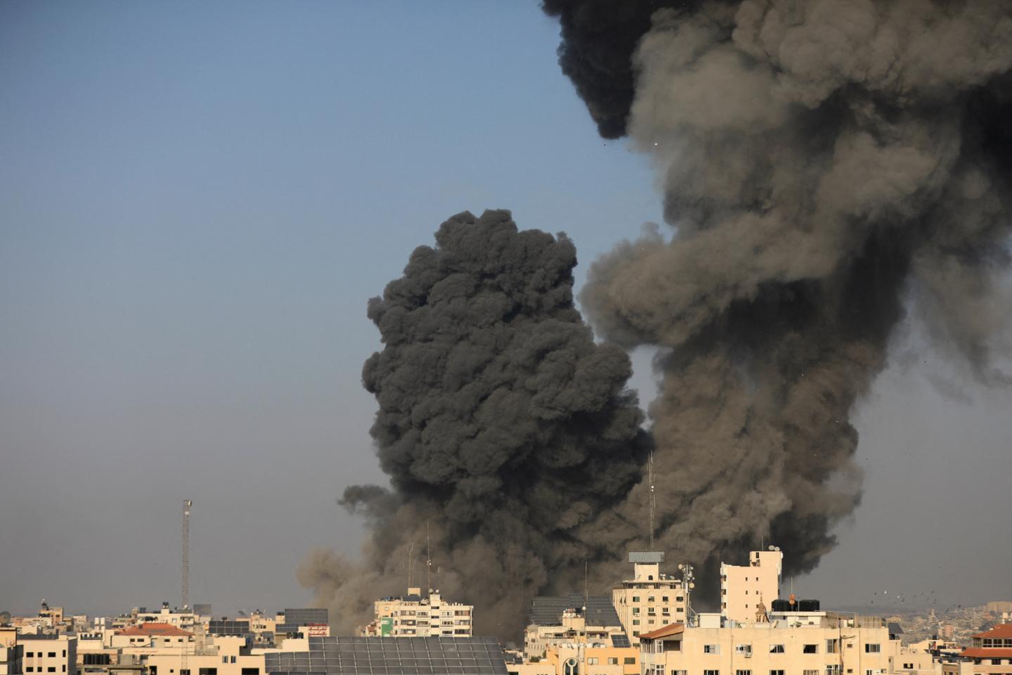 A Gaza, un immeuble résidentiel a été touché par un bombardement