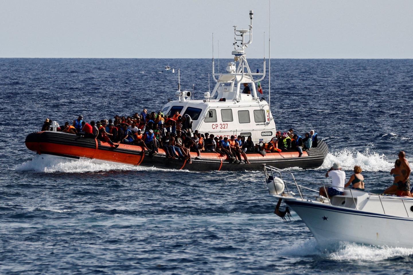 Une enfant de 2 ans retrouvée morte après le naufrage d’un bateau de migrants au large de Lampedusa