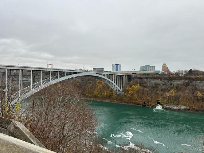 US-Canada border at Niagara Falls reopens after car blast
