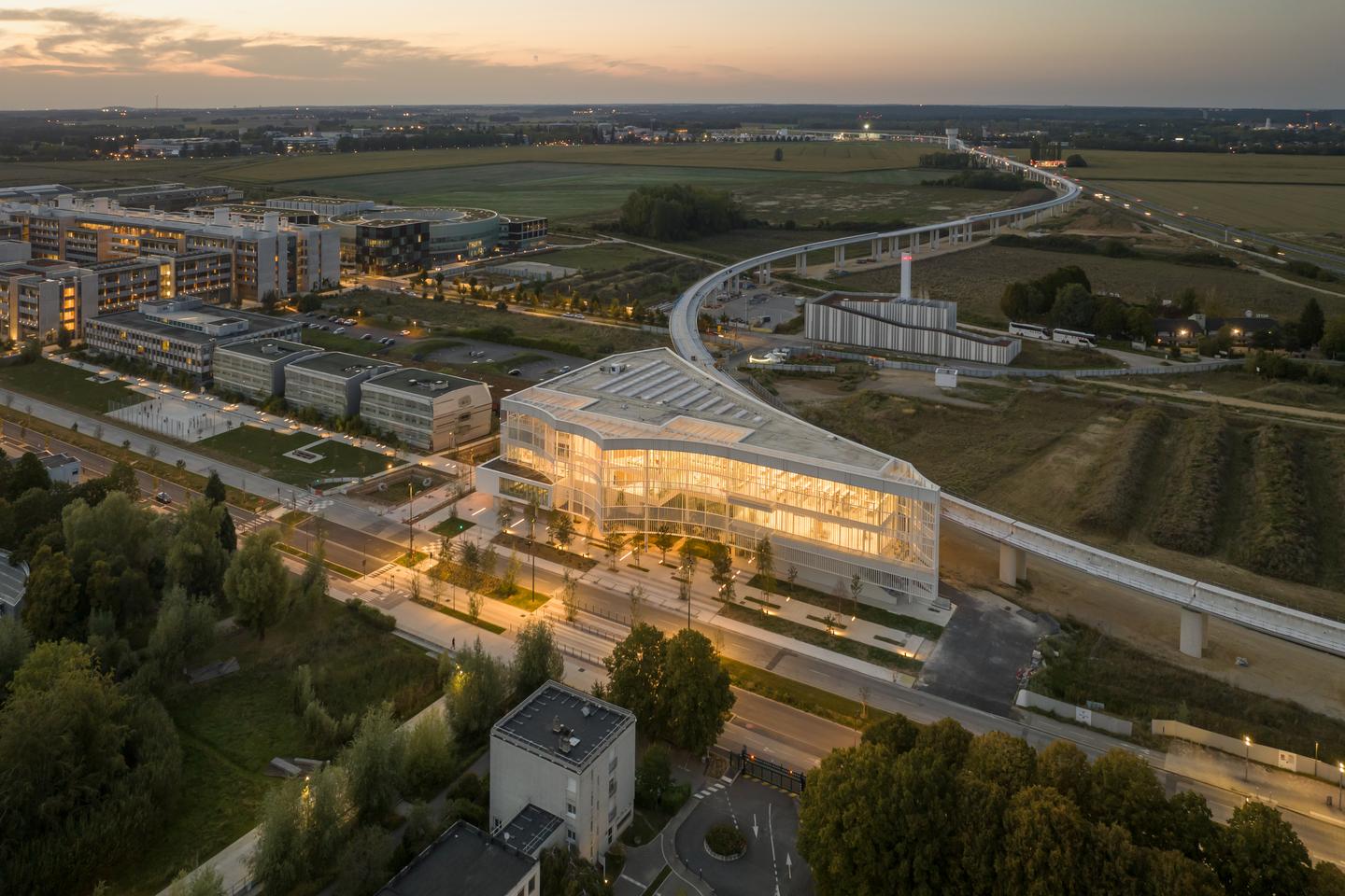 Sur le plateau de Saclay, le tout nouveau Lumen Center rompt avec l ...