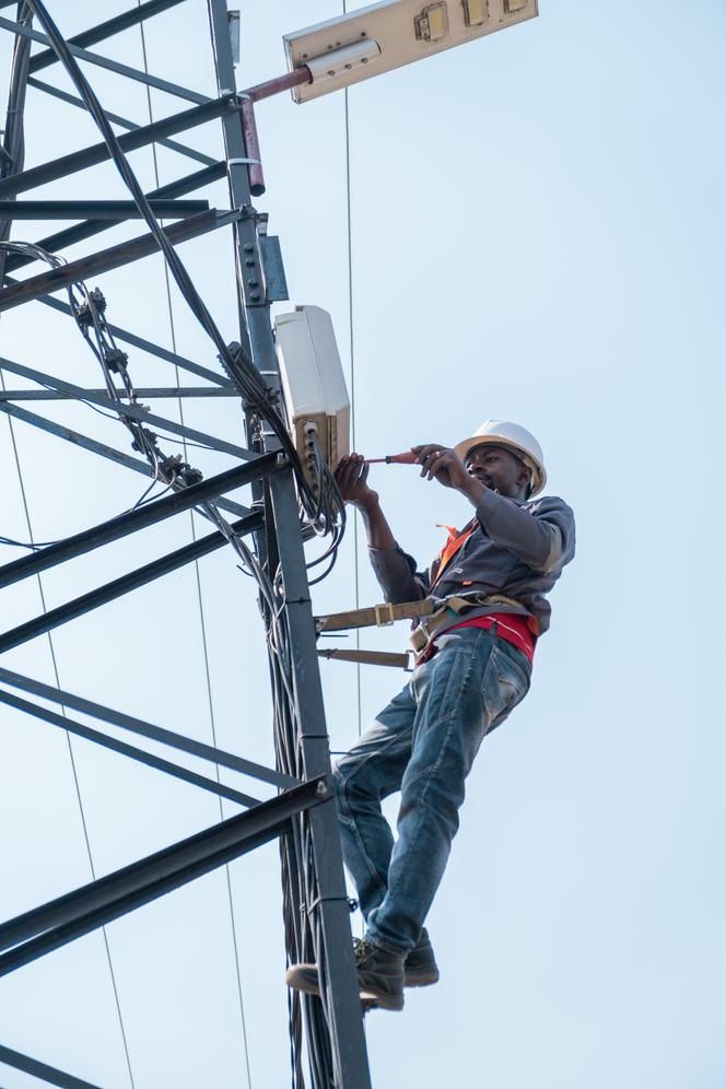 En RDC, Nuru développe ses micro-centrales solaires dans le désert ...