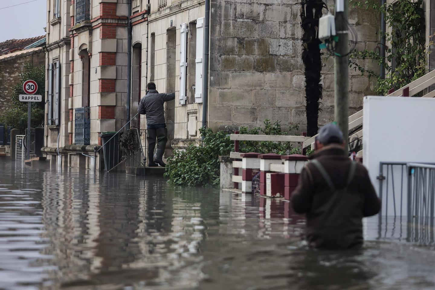 Inondations : la Charente maintenue en vigilance orange, après un pic ...