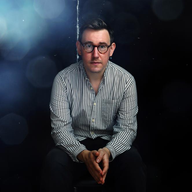 Tom Crewe retourne aux sources des « gay rights