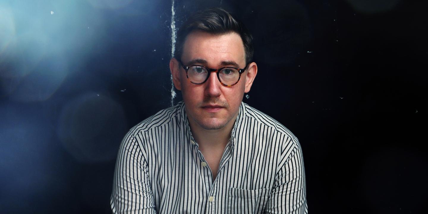 Tom Crewe retourne aux sources des « gay rights