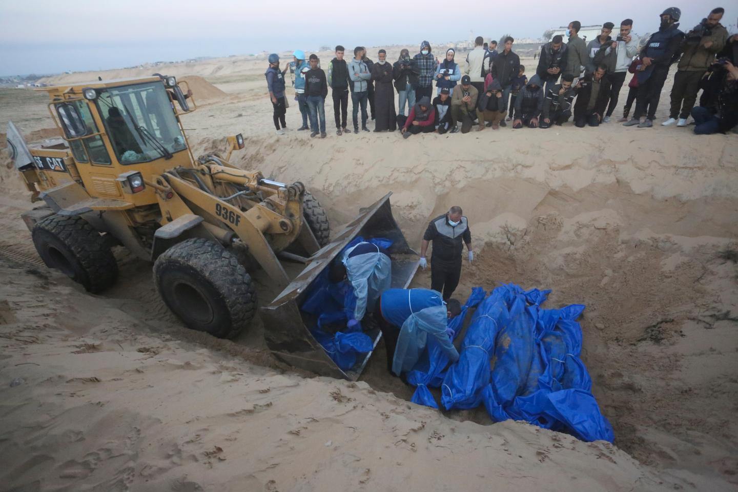 A Gaza, des corps enterrés dans des fosses communes, tandis que la ...