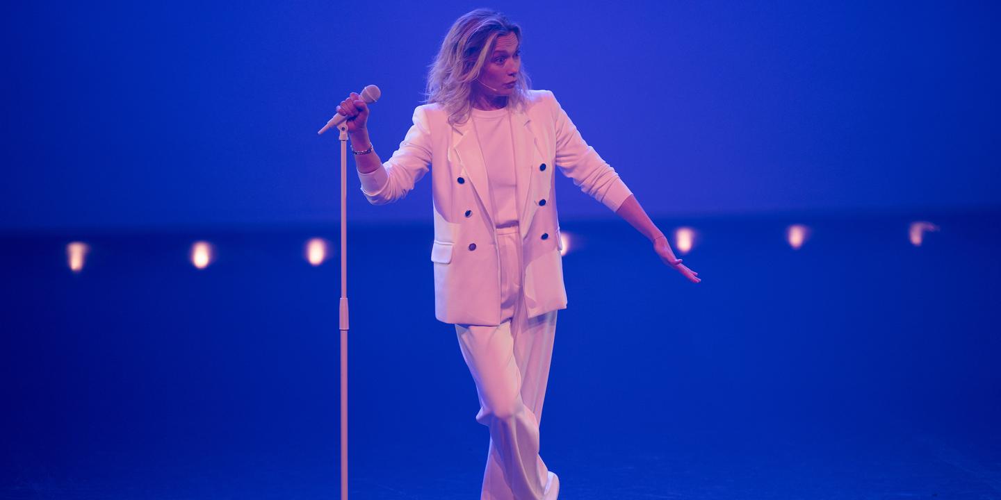 L’humoriste Caroline Vigneaux en subtil équilibre au Théâtre Edouard-VII