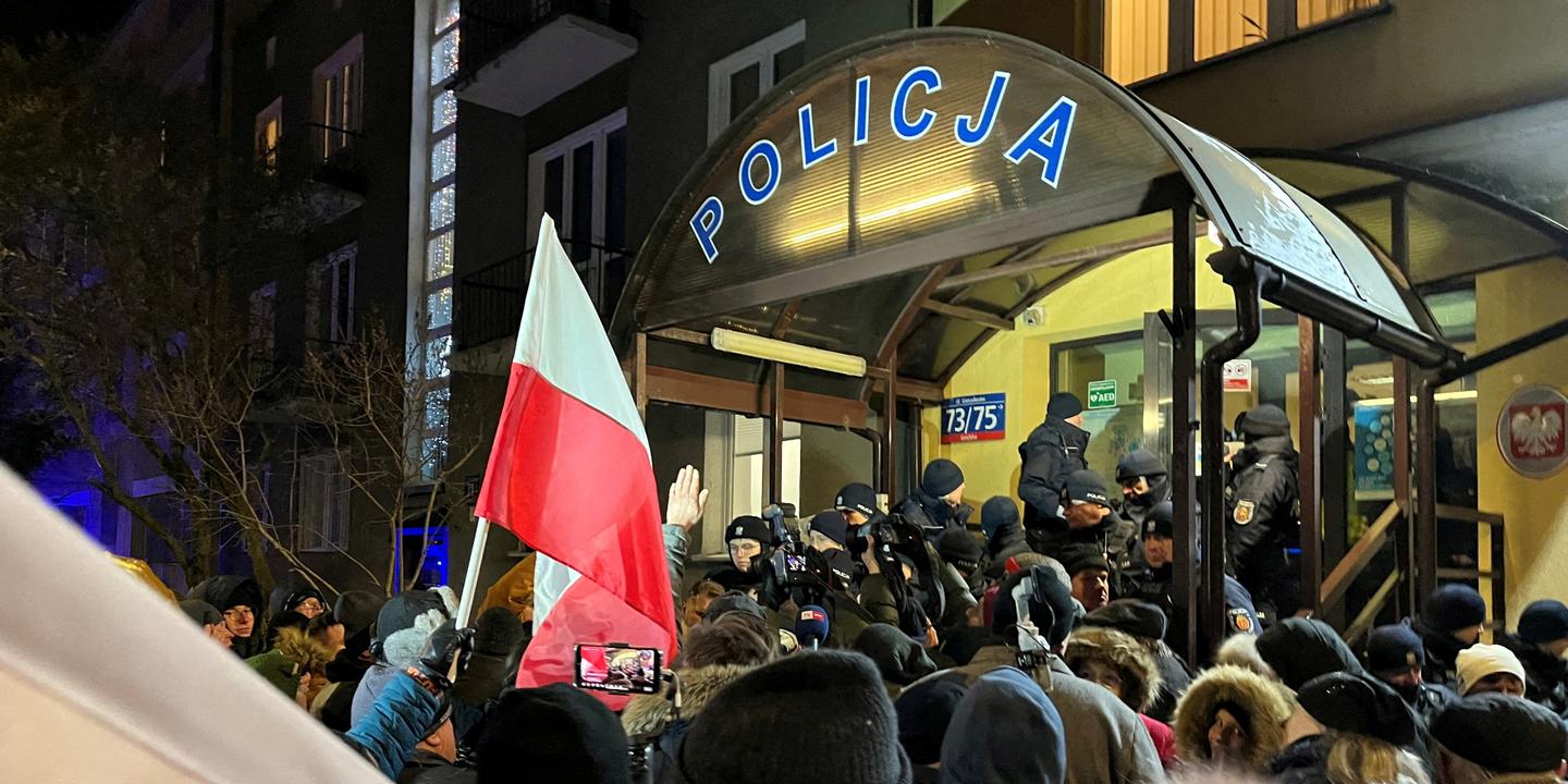 Polish police arrest convicted politicians at president's palace amid ...