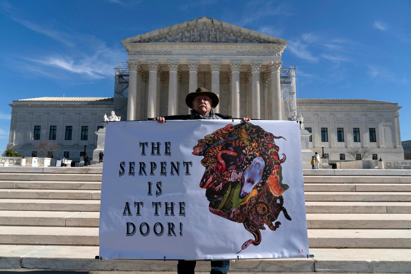 « En nombre de pays pratiquant la démocratie, elle régresse ; en ...