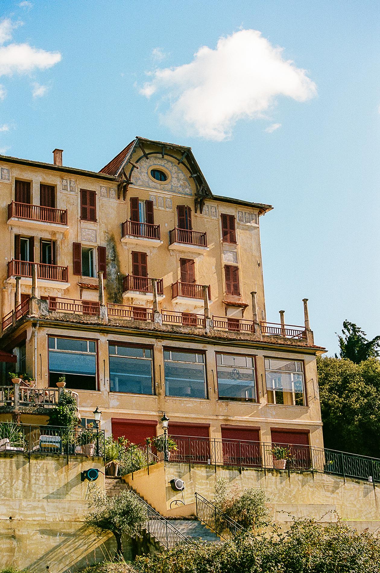 En Corse, Les Roches rouges, un hôtel au charme Belle Epoque