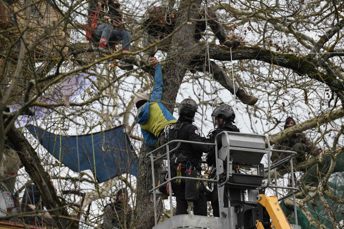 En images : la tension monte d’un cran entre policiers et anti-A69