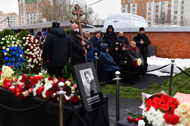 Navalny laid to rest as thousands gather in Moscow to pay hommage