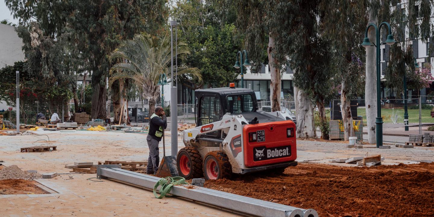 Israeli contractors face the dilemma of the Palestinian workforce