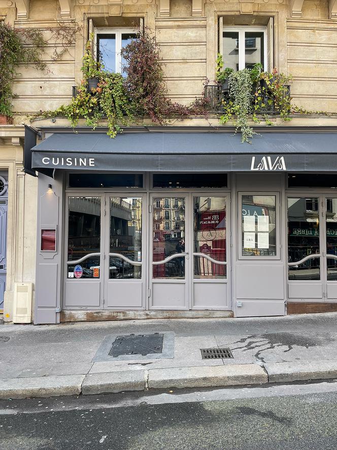 Chez Lava, à Paris, « le ceviche, ce plat de poisson blanc, se fait ici d’un noir profond
