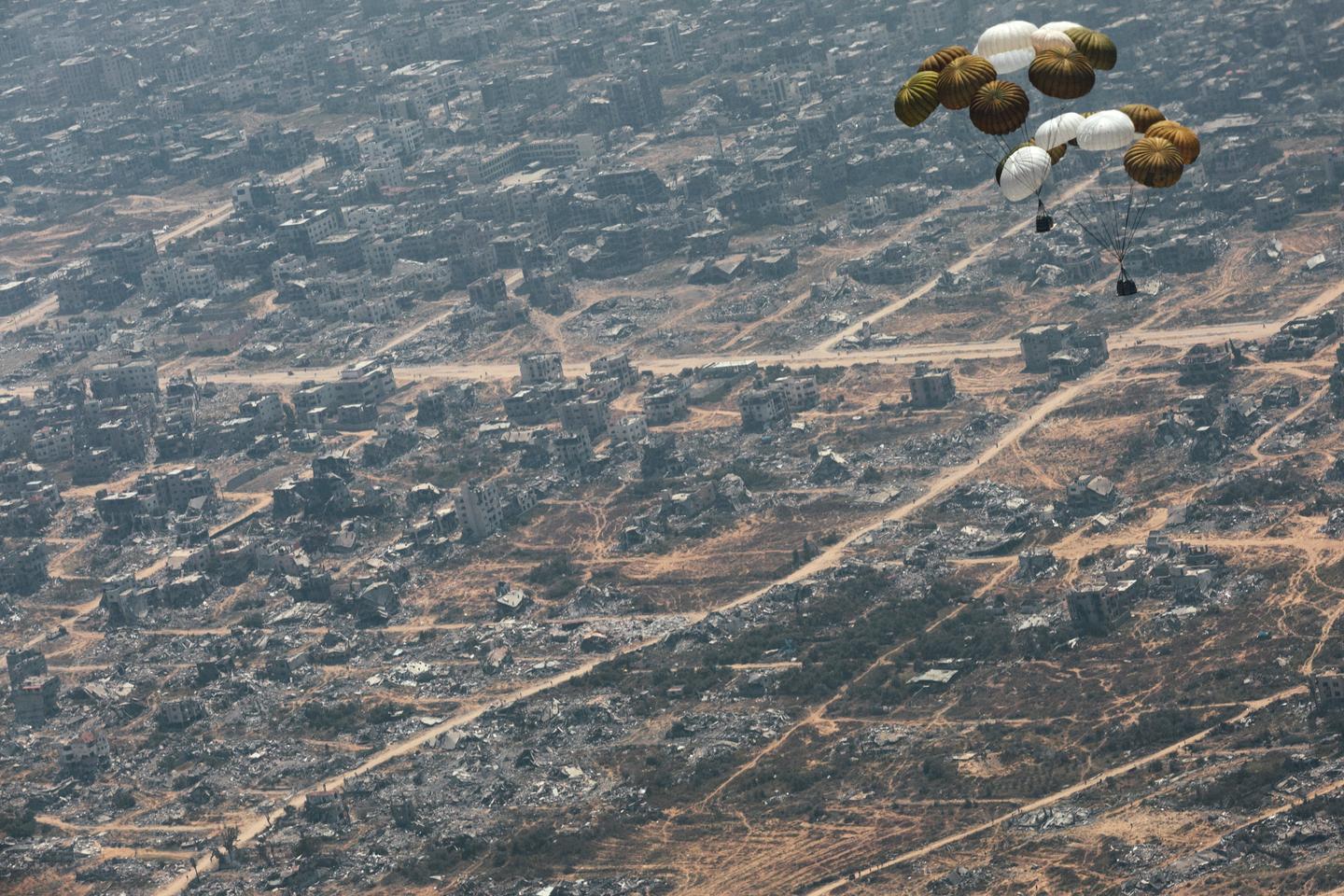 Les images embarquées d’un largage humanitaire au-dessus de la bande de ...