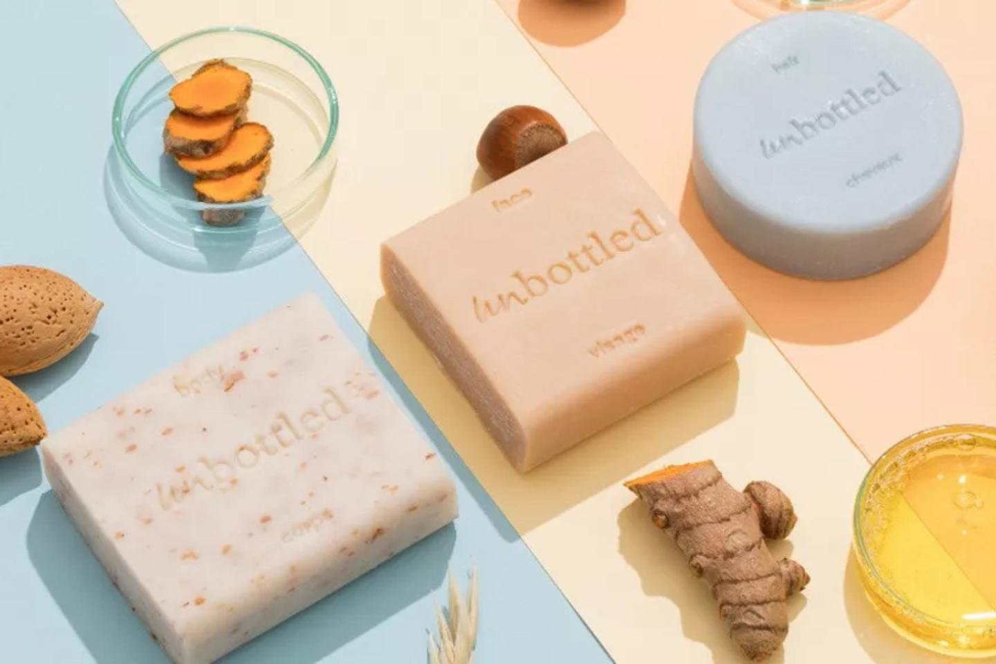 Unbottled trace sa route, de M6 à la place des Abbesses