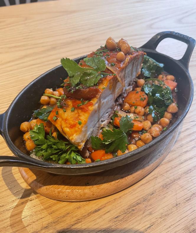 Chez Baca’v, à Paris, « le cochon confit a absorbé les parfums ...