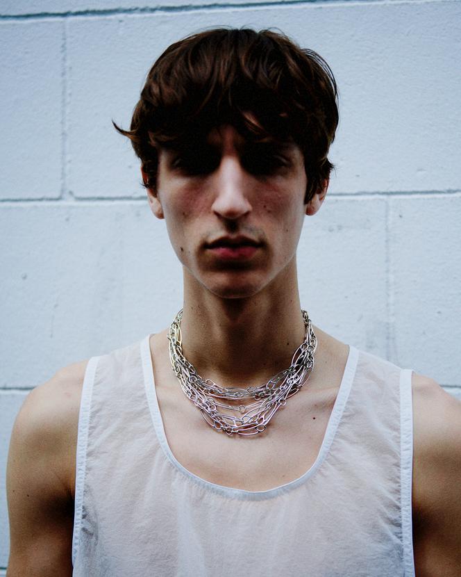 Les colliers pour homme pavanent