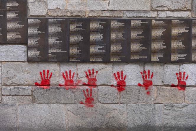 A Paris, des mains rouges taguées sur le Mémorial de la Shoah