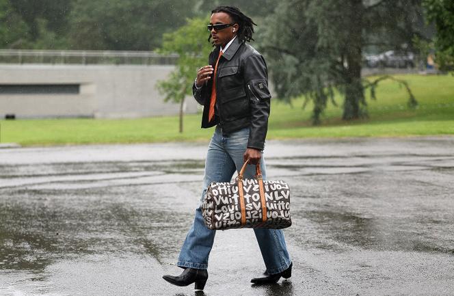 Le look dépareillé du footballeur Jules Koundé, c’est peut-être un ...