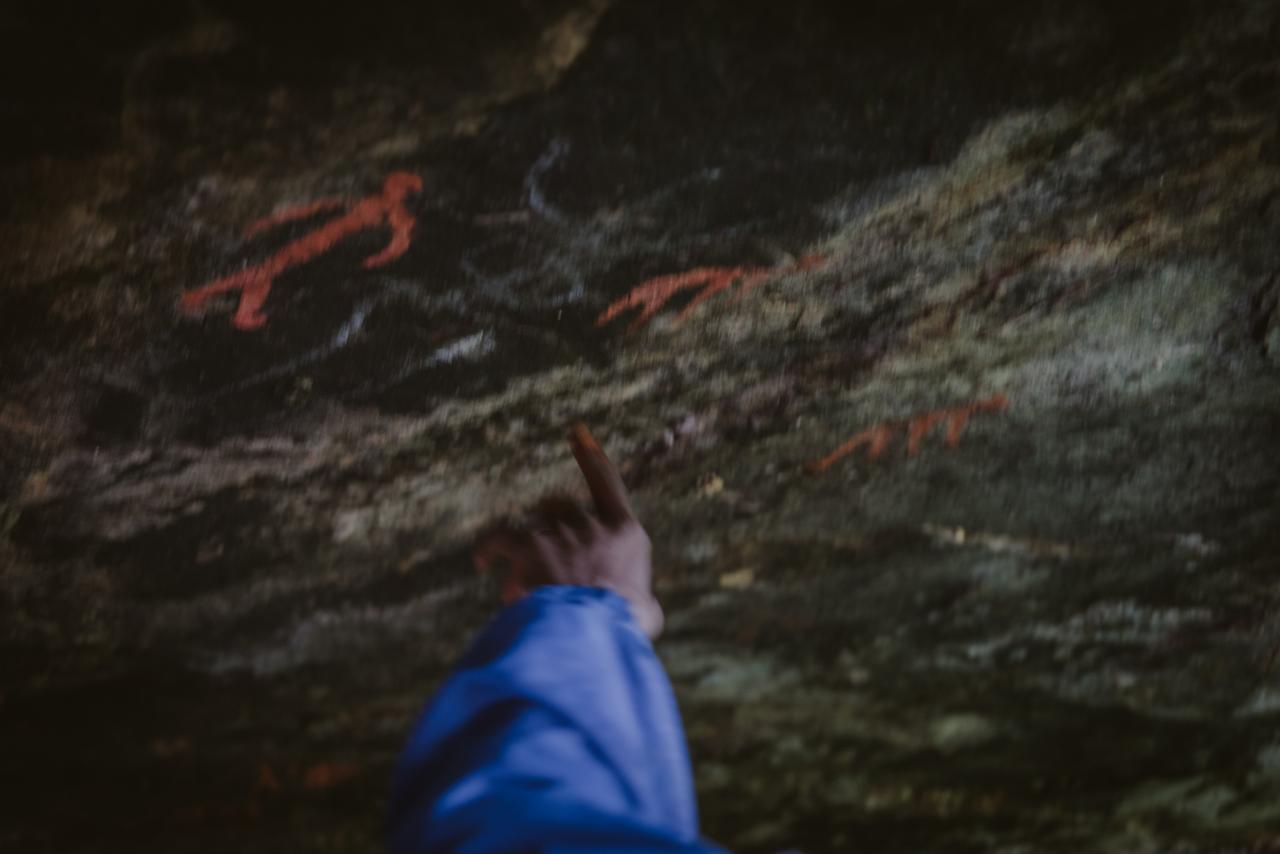 Au Kenya, les peintures rupestres des guerriers samburu attirent l ...