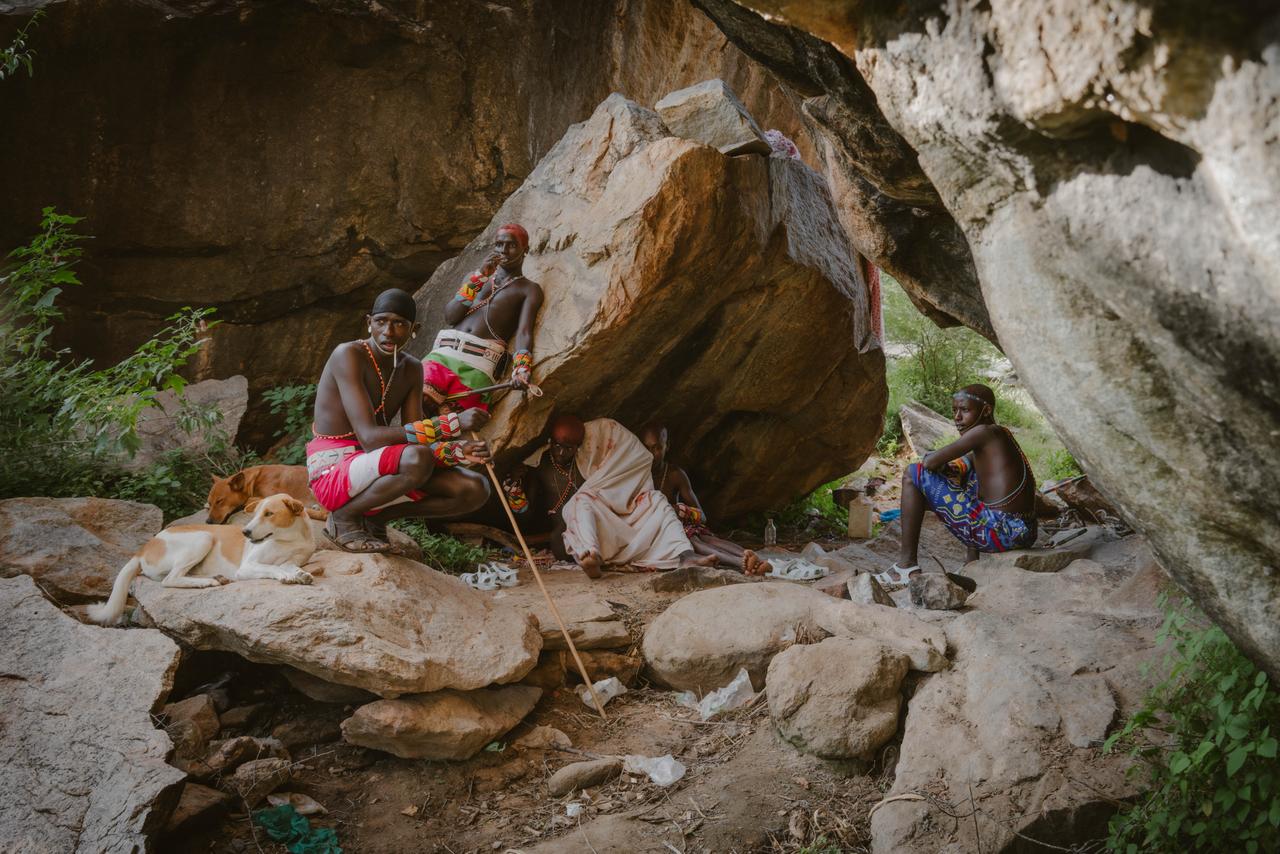 Au Kenya, les peintures rupestres des guerriers samburu attirent l ...
