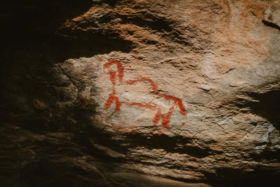 Au Kenya, les peintures rupestres des guerriers samburu attirent l ...