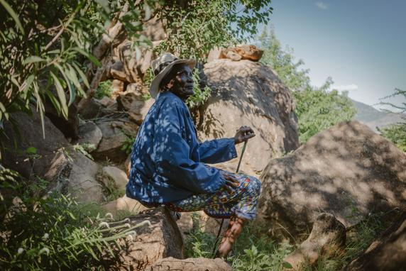 Au Kenya, les peintures rupestres des guerriers samburu attirent l ...