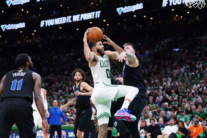 Finale NBA : les Boston Celtics frappent fort d’entrée en écrasant les Dallas Mavericks